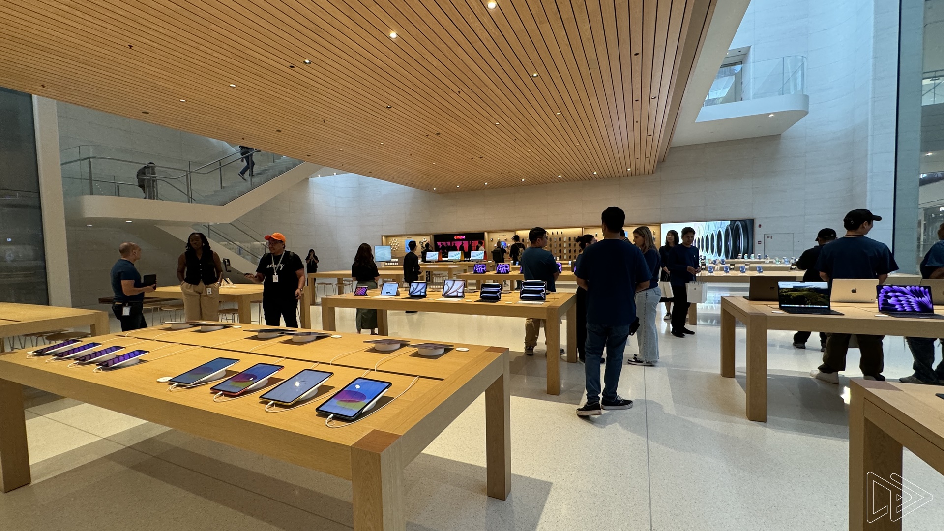 Inside Apple The Exchange TRX – 3D Roof, Apple Pickup, Today at Apple ...