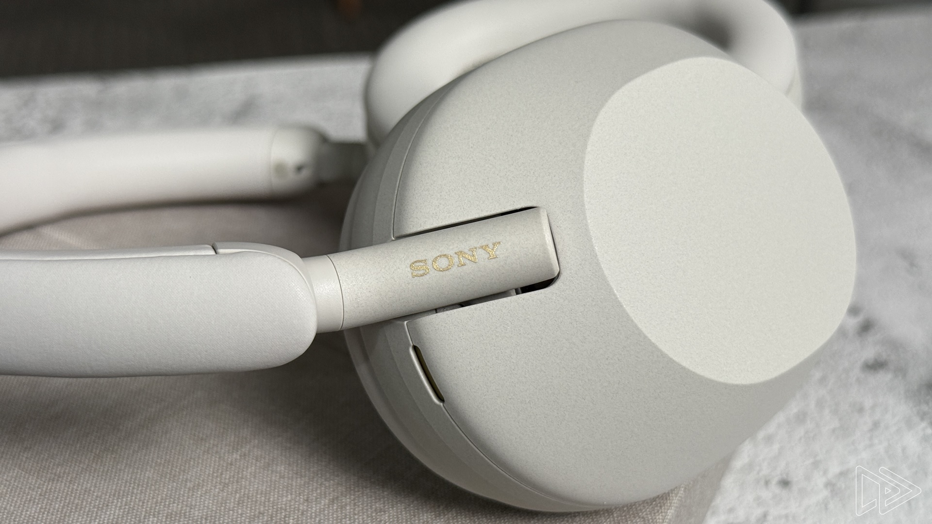 The Sony WH-1000XM5 Looks (And Sounds) Great in Smoky Pink – LE ...