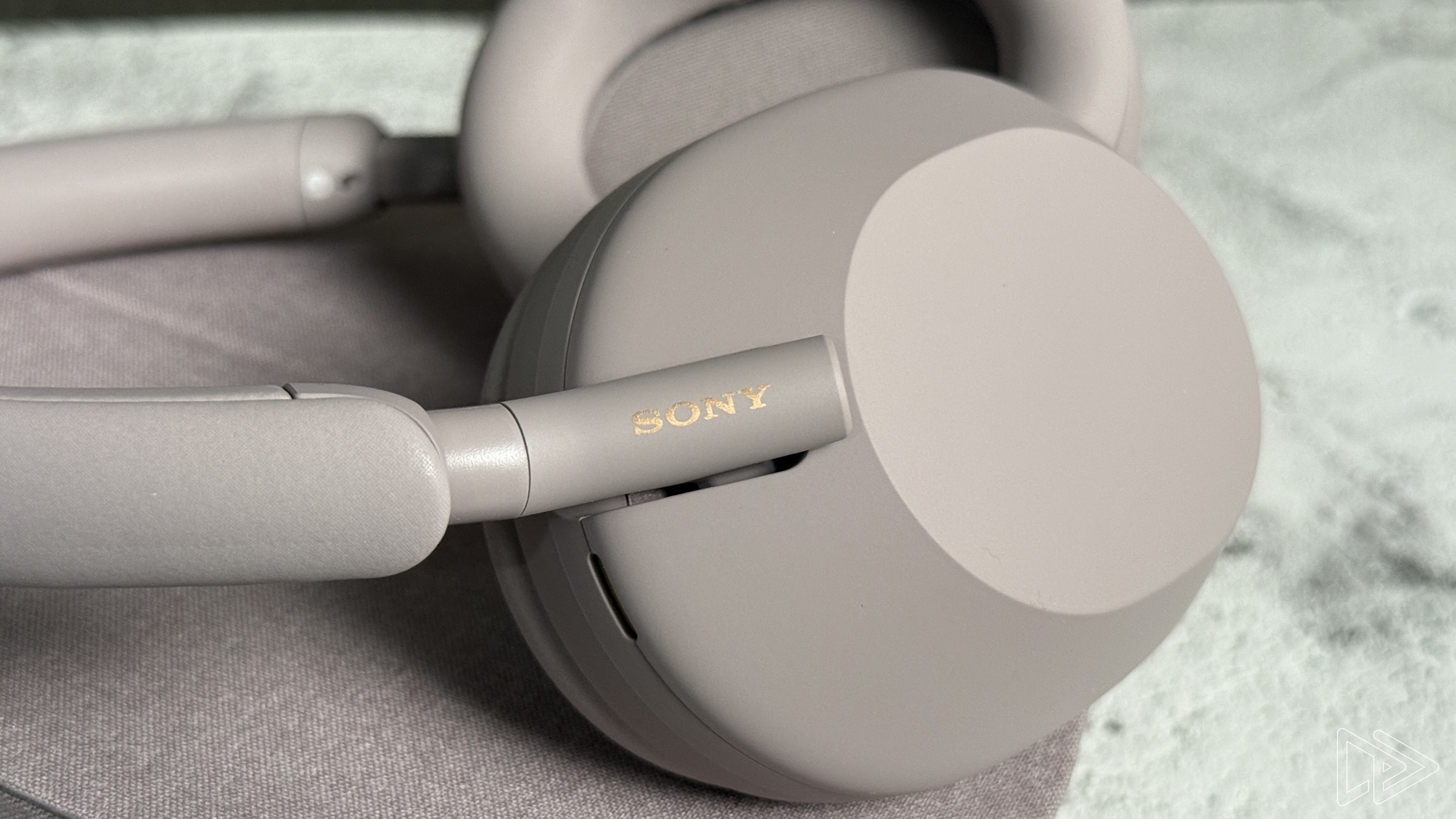 The Sony WH-1000XM5 Looks (And Sounds) Great in Smoky Pink – LE ...